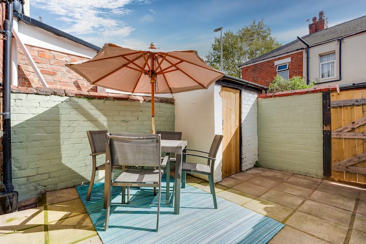 Private Yard, Free Parking/ Games - Laburnum House - Blackpool