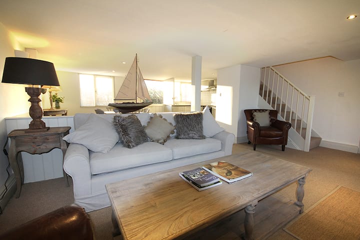 Charming Rural Barn Conversion - Godalming