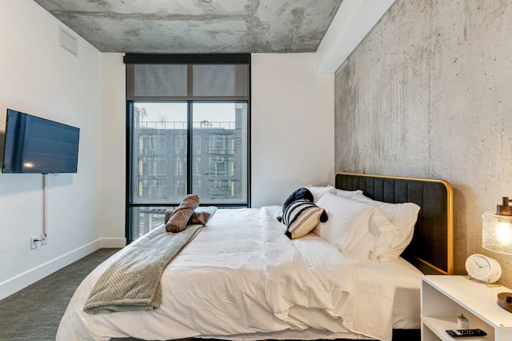 Rooftop Pool + Hot Tub | Gym | King Bed | Parking - Salt Lake City, UT