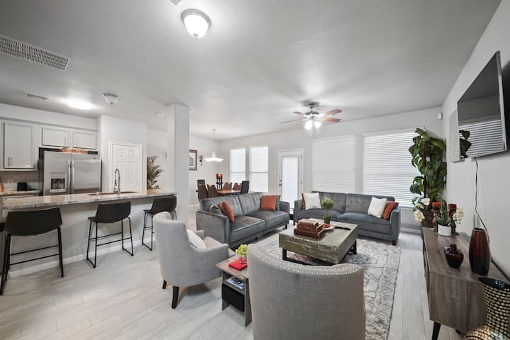 Cozy, Comfy, Warm Relaxing Home - Willis, TX
