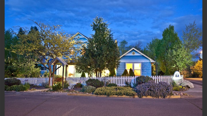 Bluemoon Vacation Rentals - Bluemoon Cottage - Ashland, OR