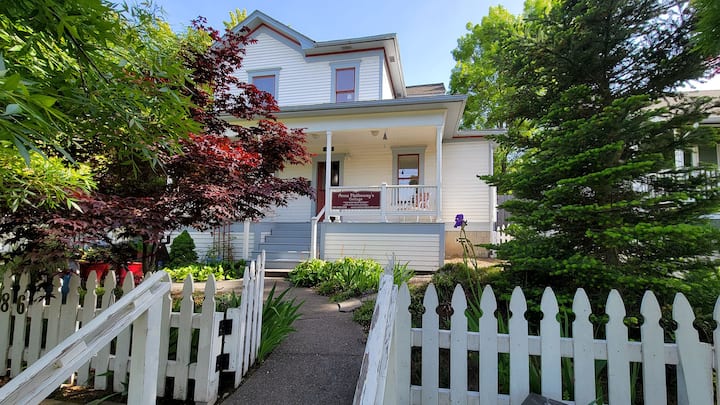 Bluemoon Vacation Rentals - Anne Hathaway House - Ashland, OR