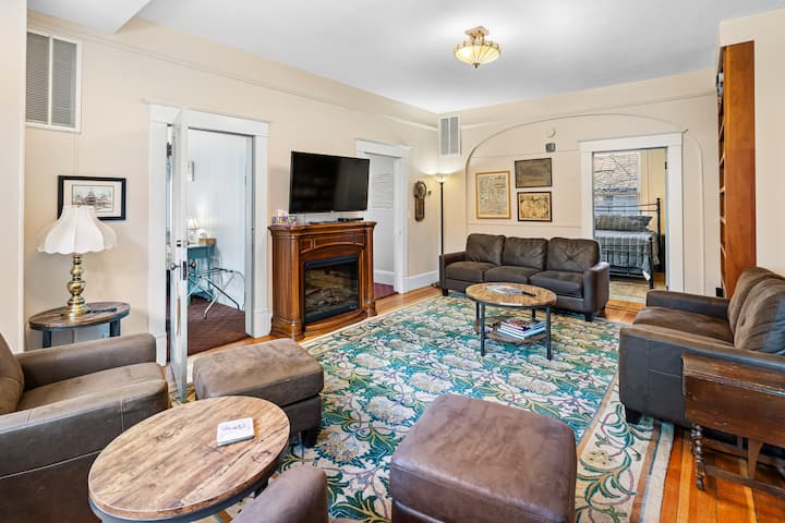 Bluemoon Vacation Rentals - Anne Hathaway House - Oregon Shakespeare Festival