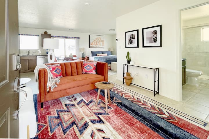 Chic Abq Studio Featuring Calking/deck/w&d/garage - Albuquerque, NM