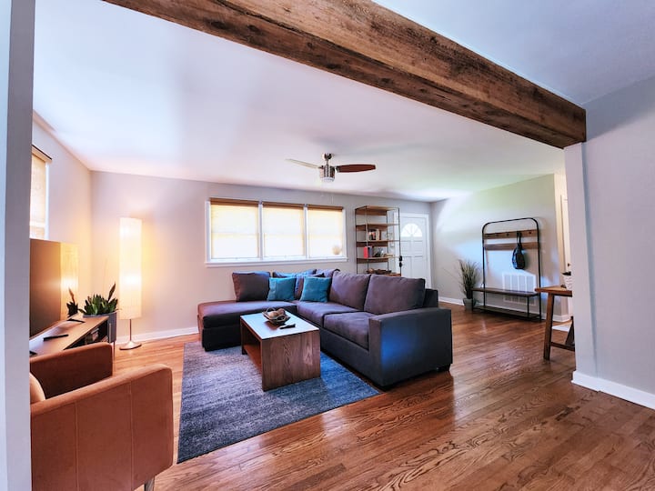 Cozy Renovated Mid-century Ranch Near Raleigh - 羅裡