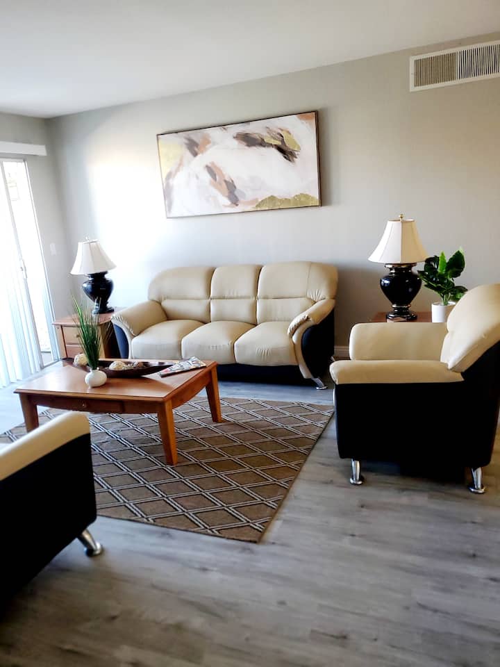 1 Bedrm Condo By Airport/strip! - Estados Unidos