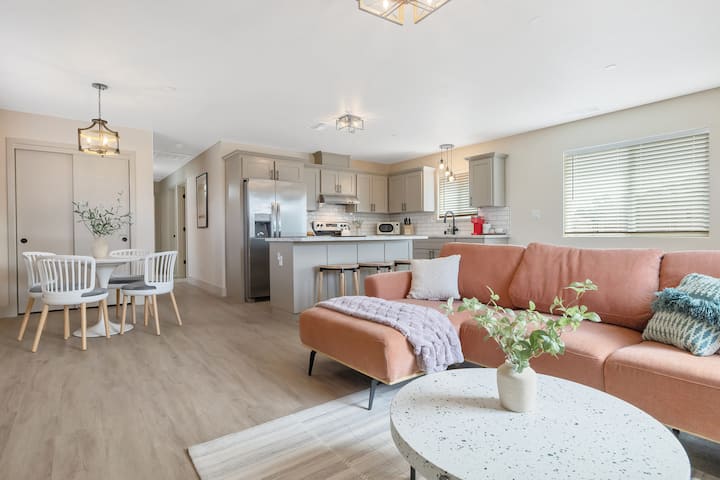Modern Electric Loft Retreat: King Bed,  Garage - Fresno, CA