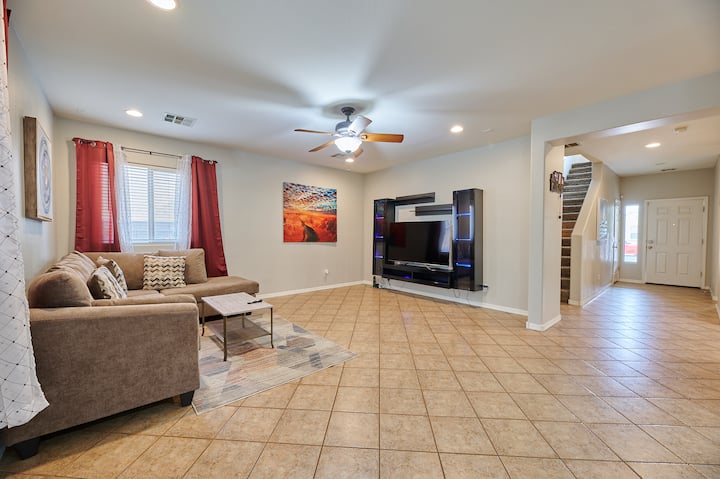 Home In Glendale In 3 Mi To State Farm Stadium - Glendale, AZ