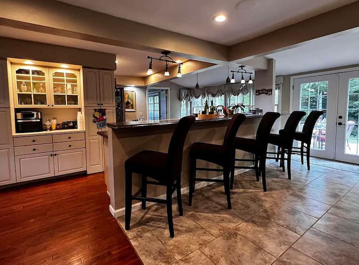 Hillside Cottage On The Bluff - Harbor Springs, MI