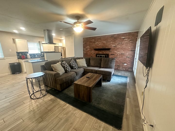 Extended Stay: Walking Distance To Utd W/ Backyard - Richardson, TX