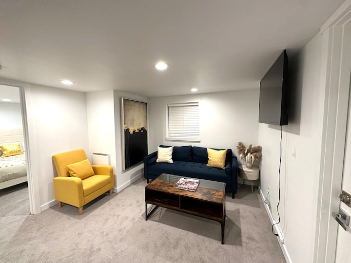 Luxury 2br1ba W/ Hot Tub, Patio, Crib & Vanity - Seattle, WA