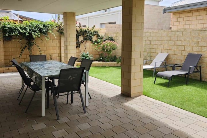 Coastal Retreat - Spacious Living & Outdoor Area - Mandurah
