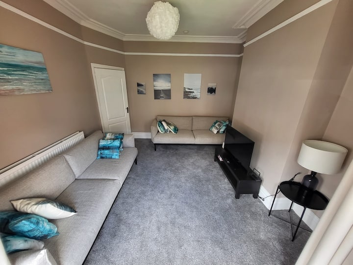 4 Bedroom House, 8 Min To City! - Manchester