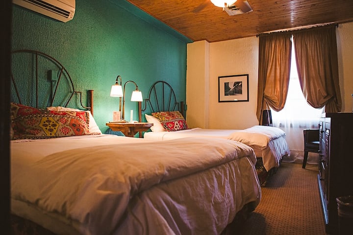 Holland Hotel - Double Queen Suite - Alpine, TX