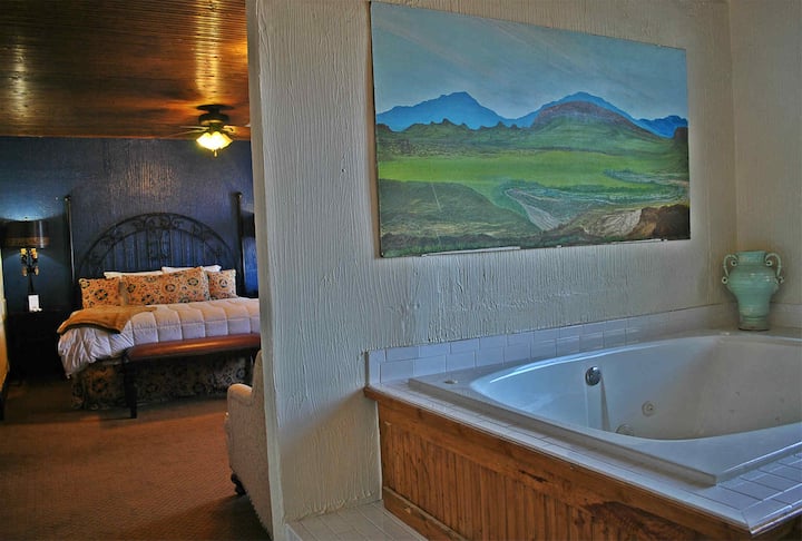 Holland Hotel - Jacuzzi Suite - Alpine, TX