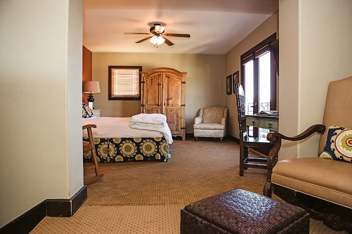 Holland Hotel - Rooftop Studio - Alpine, TX