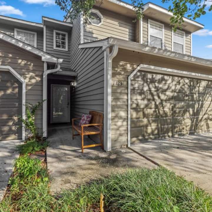 Prime Location! Pool-tennis-gym-sleeps 6 - Knoxville, TN