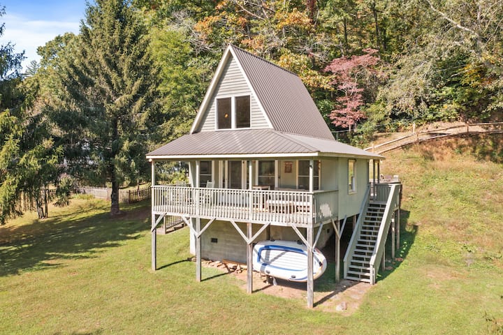 Tranquil Riverfront Living At Sasquatch Cabin! - West Jefferson, NC