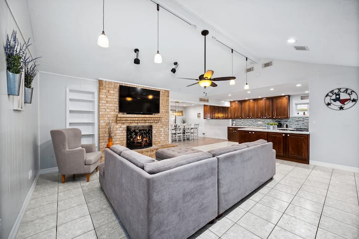 Charming 4br W Large Patio,vinyl Pool. - Houston, TX