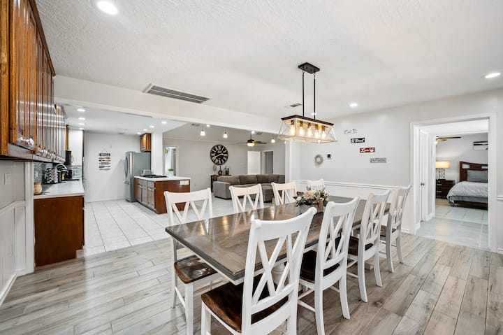 Charming 4br W Large Patio,vinyl Pool. - Houston, TX
