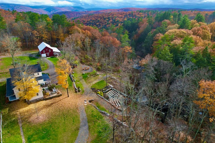 1880's Farmhouse, W/private Stream & Hot Tub - Kerhonkson, NY