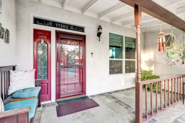 Lovely Gated Garden Home
Tesla Charger (Need Plug) - カリフォルニア州