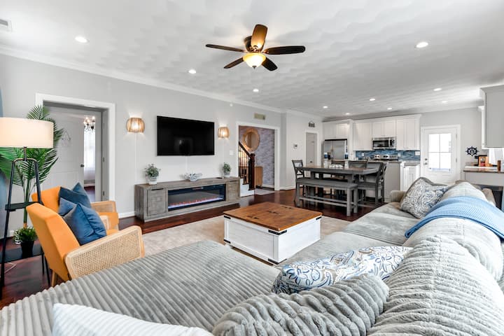 Family Beach Retreat W Fire Pit • Sleeps 10 - Norfolk, VA