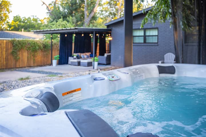 Das Green Dor - Sleeps 10, Hot Tub & Fire Pit - Fredericksburg, TX