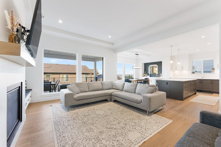 Luxury Modern Home With Pool - Coquitlam