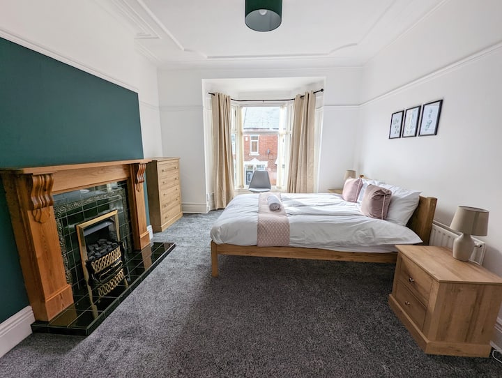 Modern And Homely 3 Br For Bigger Groups - South Shields
