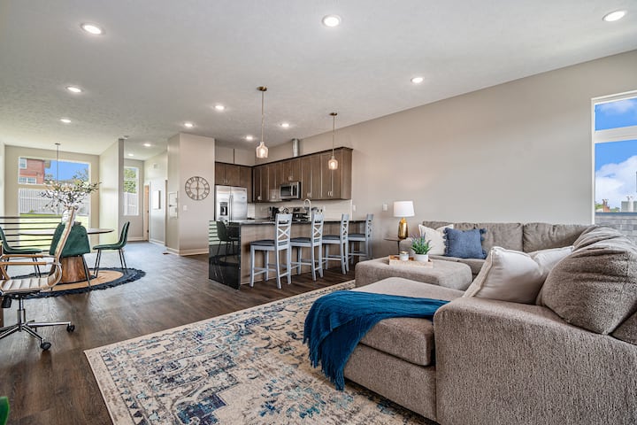 Luxe Omaha Retreat | End Unit Townhome W/2 Masters - Omaha, NE