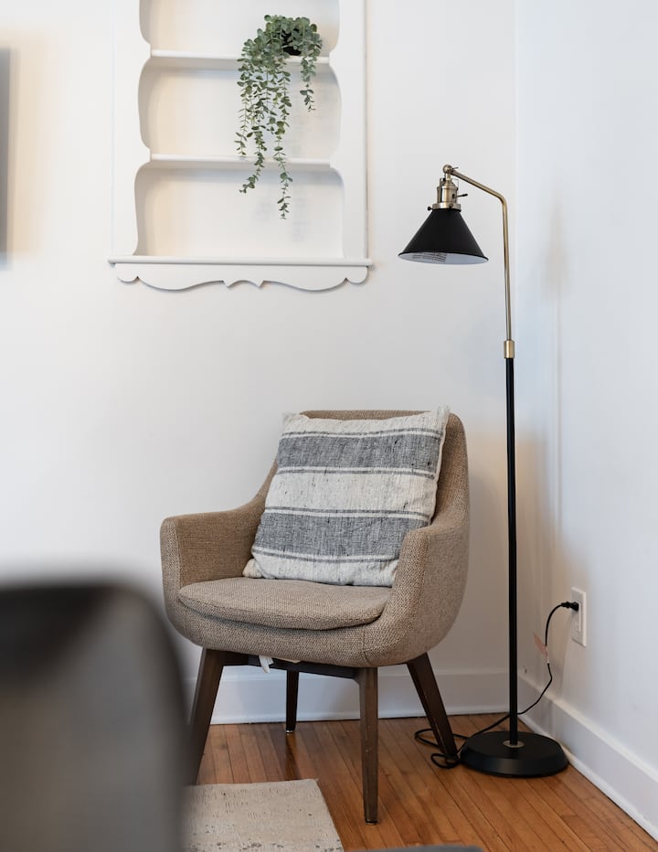 Home-style 1br Near Hsc | Free Parking - Winnipeg