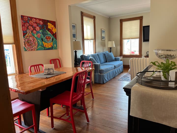 Apartment In Stonington: Near The Velvet Mill - Mystic Aquarium, Mystic