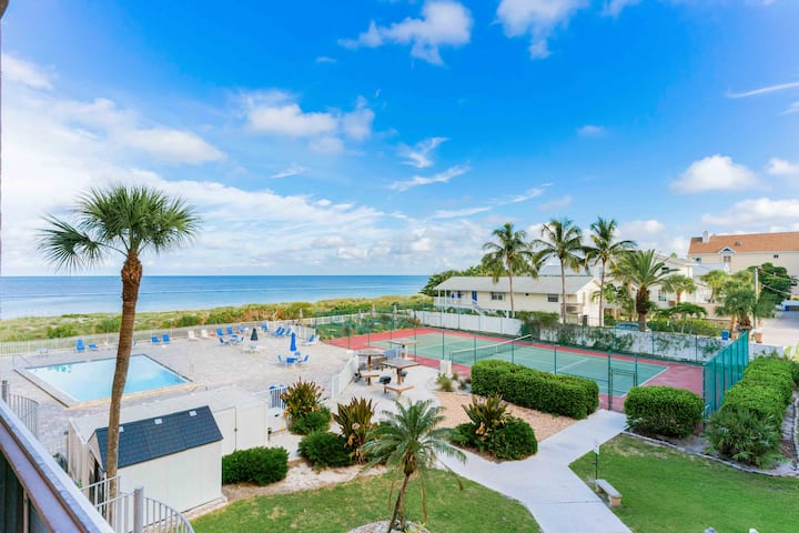 Reef Club Unit 205, Beachfront Condo! - Indian Rocks Beach, FL