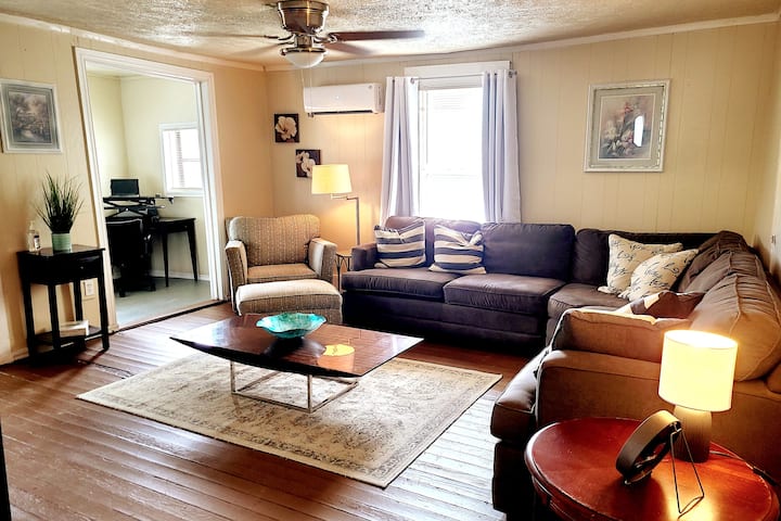 Dallas On A Budget | Cozy Home: 1 King/2 Queen Bed - Dallas, TX
