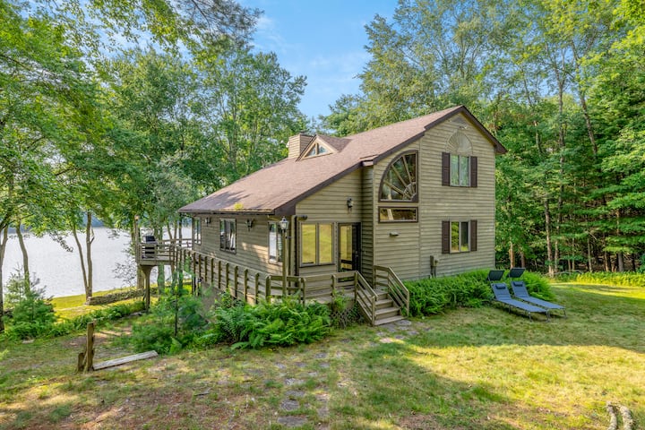 Lakefront Home - Hot Tub, Fire Place, Sleeps 12 - Monticello, NY