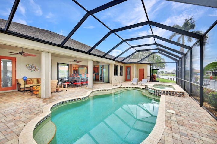 Spacious Canal Oasis With Pool, Bbq & Mini Golf - Cape Coral, FL