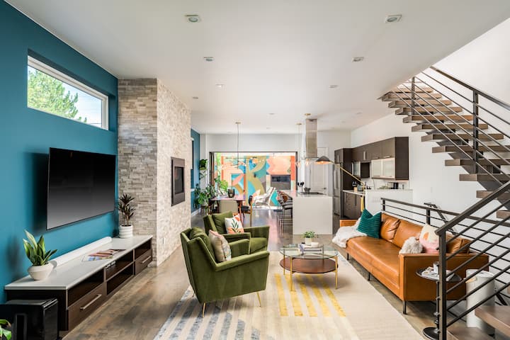 Wyandot House: Rooftop Hot Tub, Theater, Game Room - Denver, CO