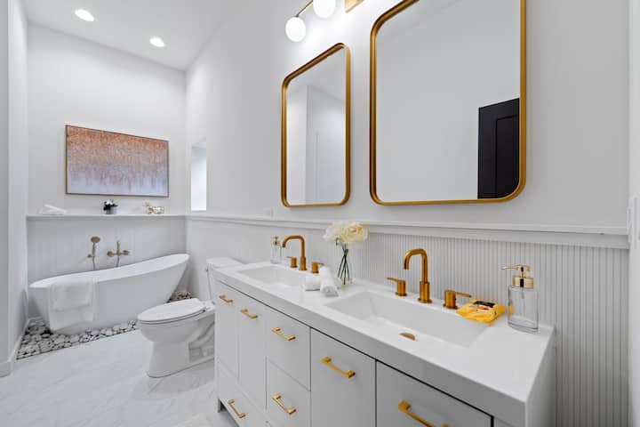 Chic Ukrainian Village Home: 4 Bedrooms 2 Bath - Chicago, IL