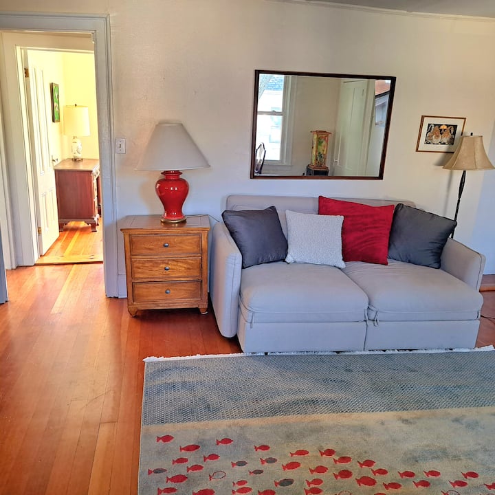 Sunny Downtown 2 Bedroom - Brattleboro, VT