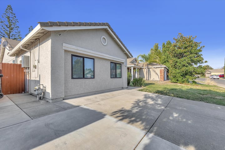 Walk To Shopping & Trails | Driveway Parking | W&d - Folsom, CA