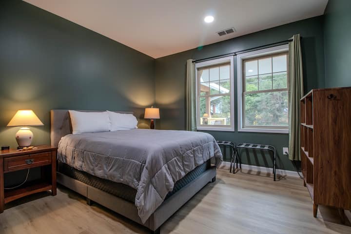 Private Room - Home Away From Home! - Asheville, NC