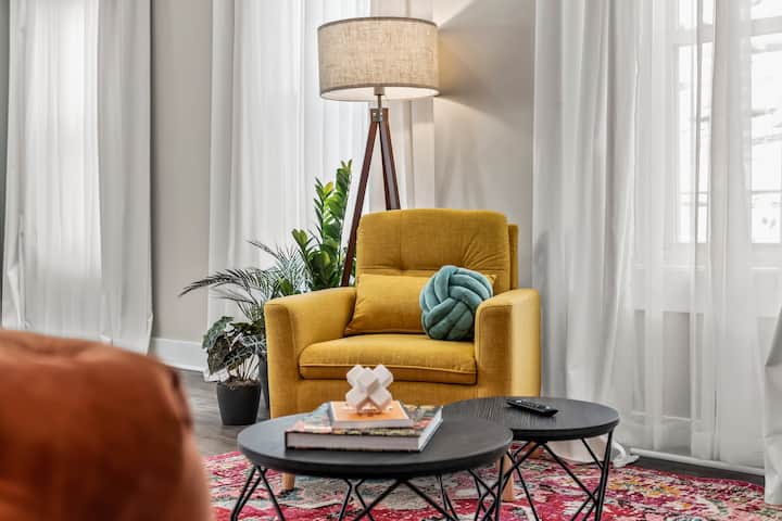 Colorful King Bed Apt | Large Kitchen | Game Room - King of Prussia, PA