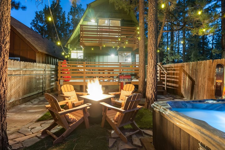 Cozy Cabin W/ Hot Tub, Fireplace & Fenced Yard - Big Bear, CA