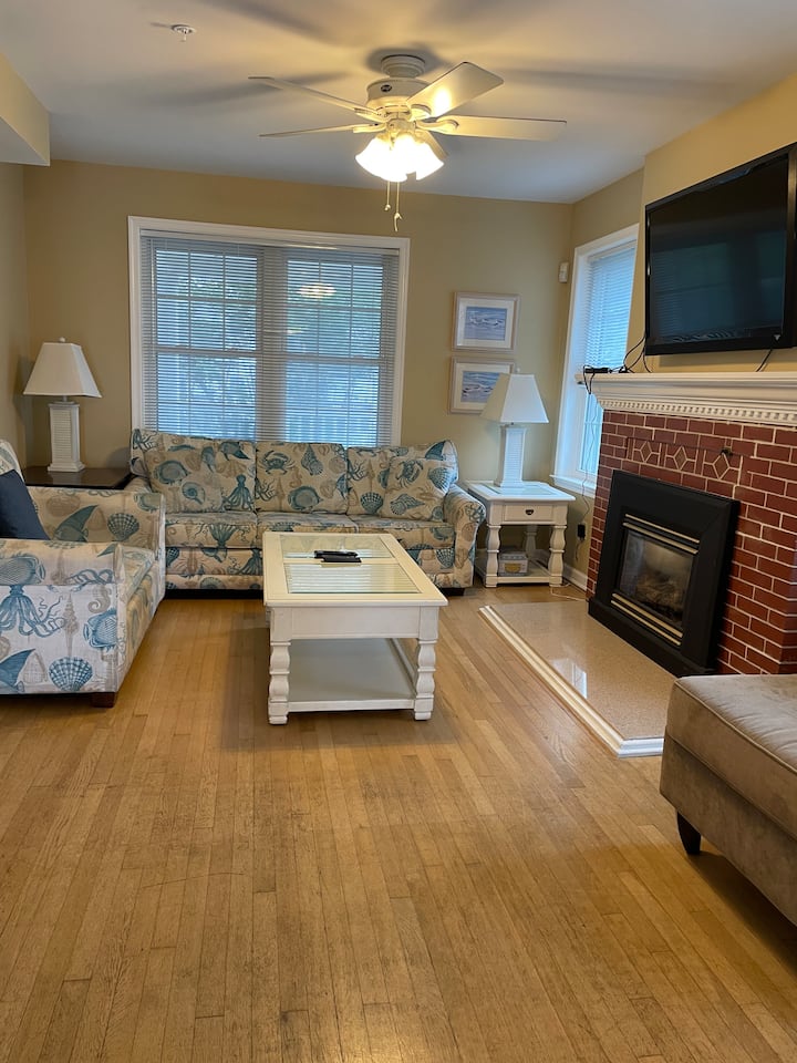 Downtown 2nd Floor 3 Bedroom - Ocean City, MD