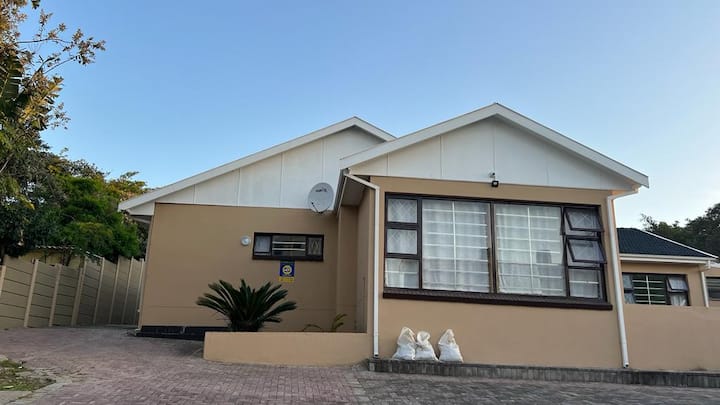 Lovely 8 Bedroom House - Port Elizabeth