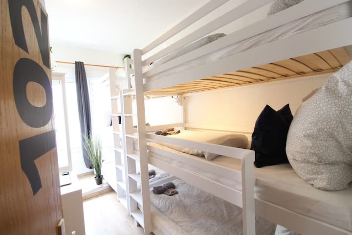 Massage Chair & Bunk Beds & Netflix In Tiny Room - Ulm