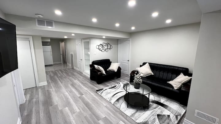 Spacious Ravine-view Escape-bsmt - Pickering