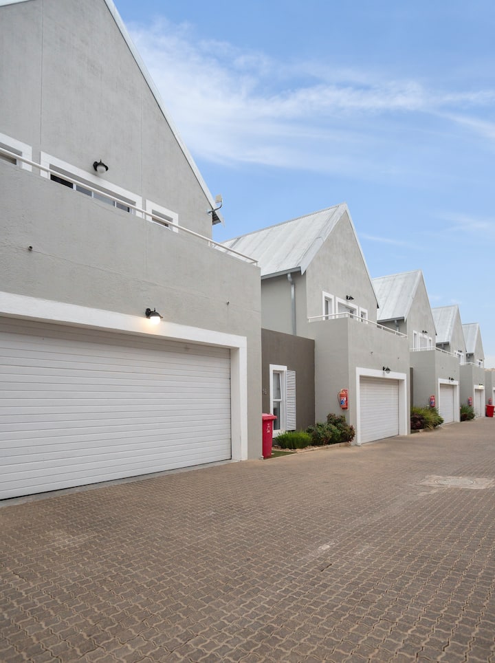 Puteoli Estate - Modern Elegance - Windhoek