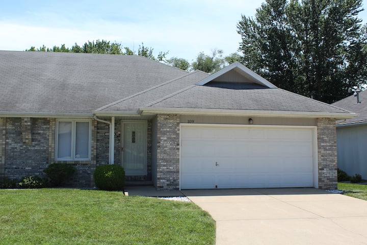 Updated Home, Quiet Safe Area - Springfield, MO
